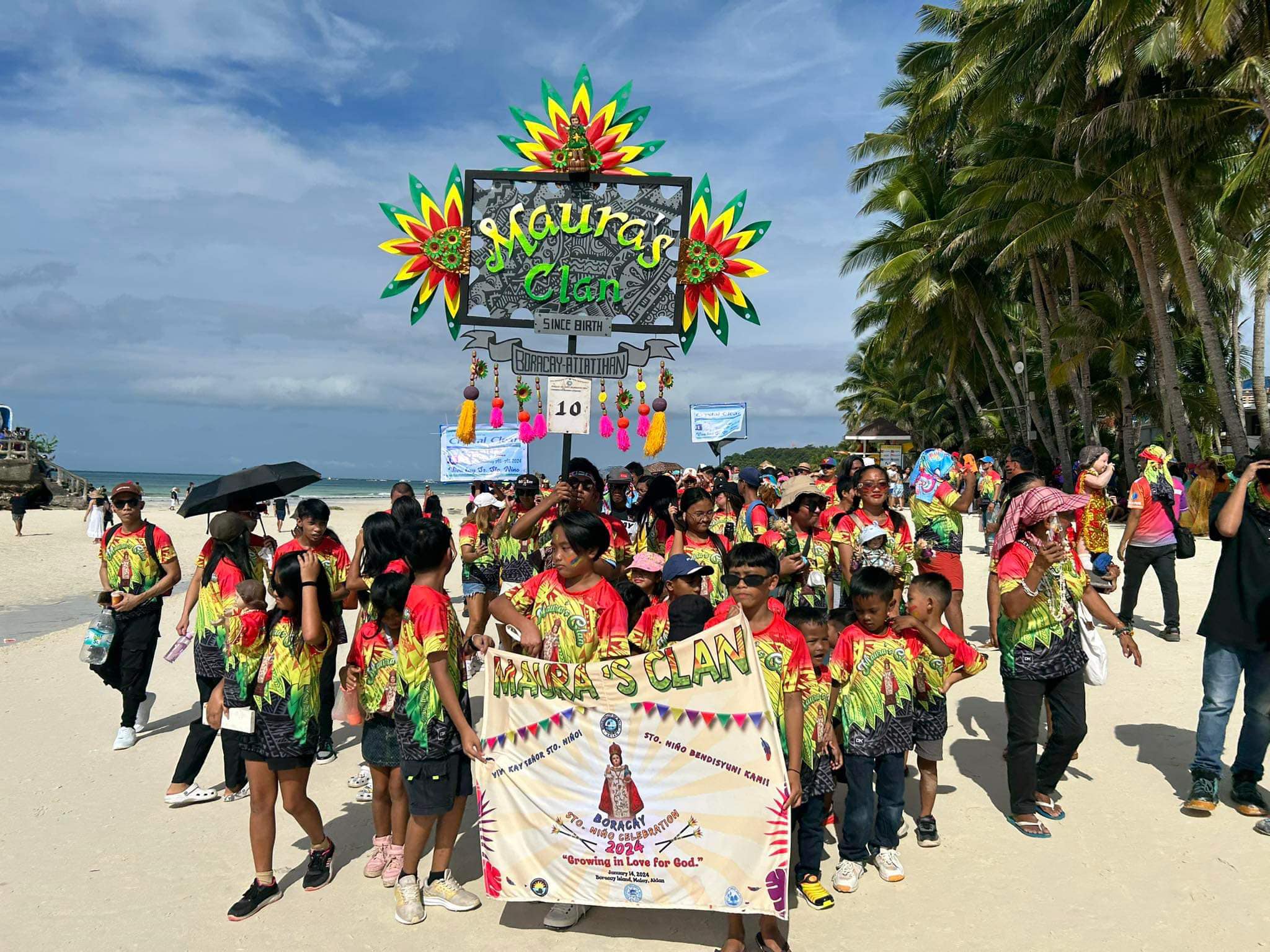 Mga nakisadya sa Beach Dancing ag Sadsad Panaad sa Boracay Ati Fest ...