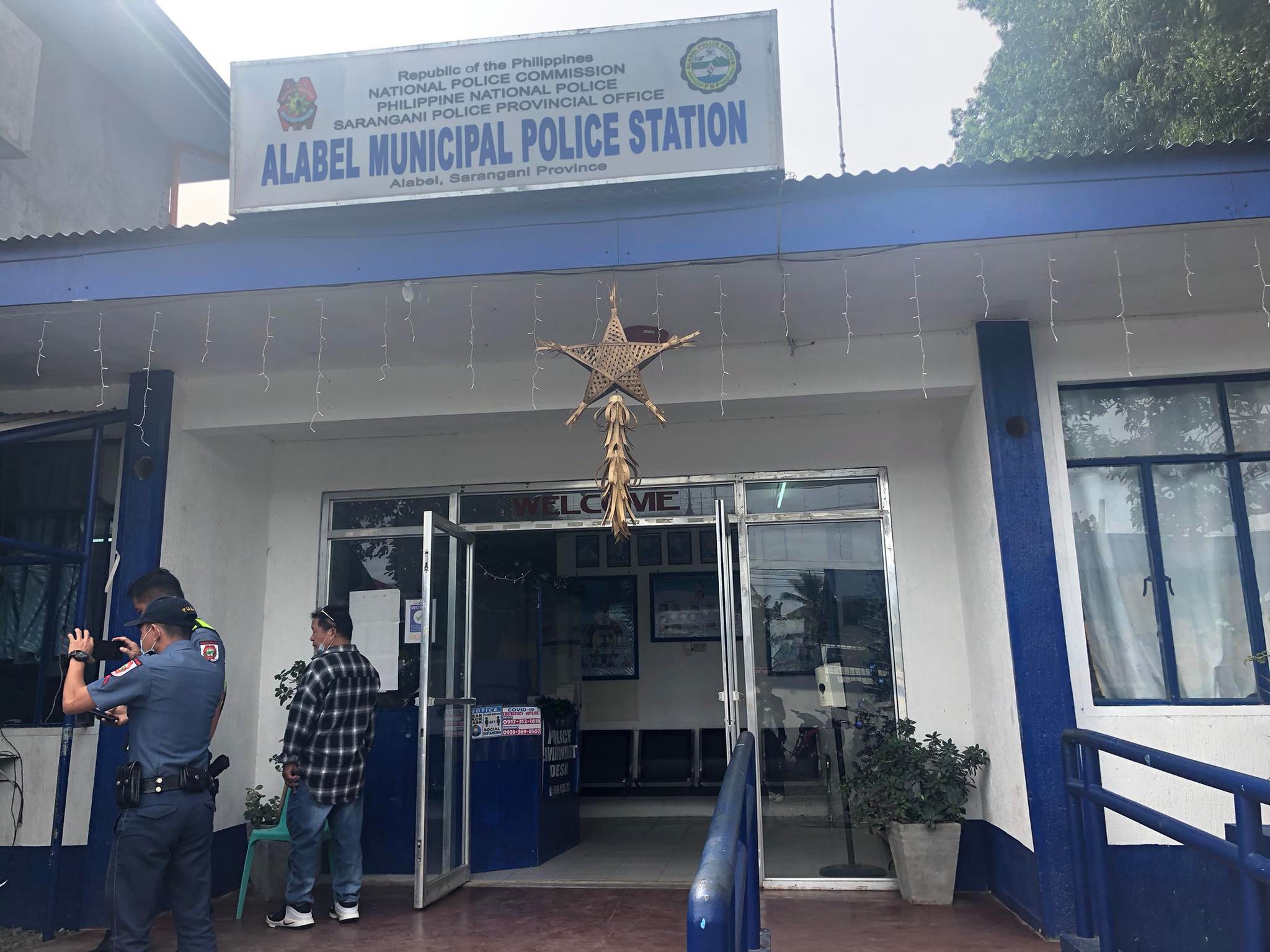 Sinako nga uling giabandona daplin sa kalsada, gidala sa police station ...