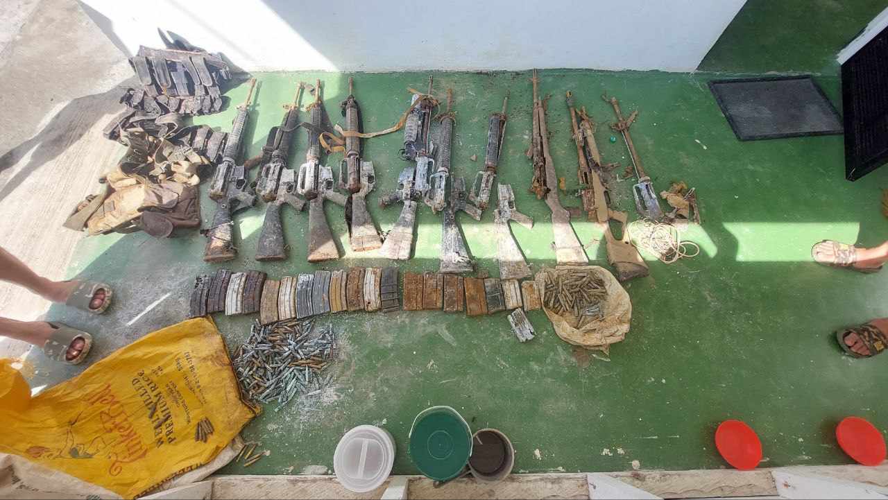 11 dekalibreng mga baril at mga bala na pinaniniwalaang pag-aari ng NPA ...
