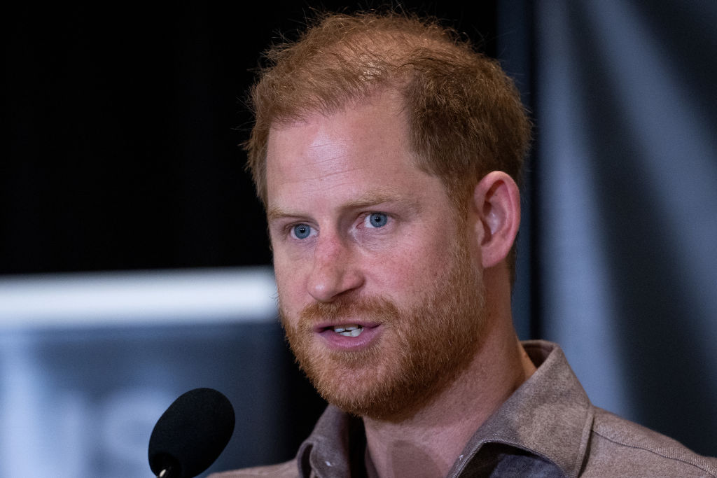 Prince Harry shares rare family photos in desperate bid to reach King ...
